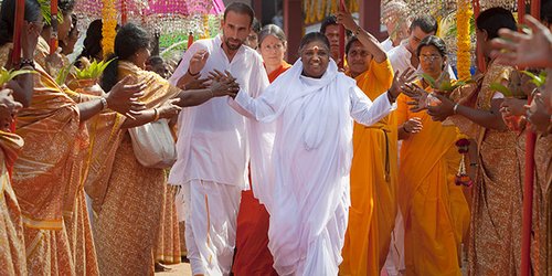 Amma, the Deity Who Bewitches the Crowds - Women'sDestiny